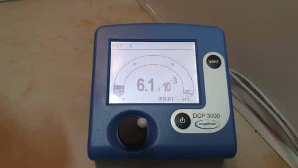 Vacuubrand RC6 Chemie-Hybride Vacuümpomp met DCP3000 Vacuümmeter - LabMakelaar Benelux